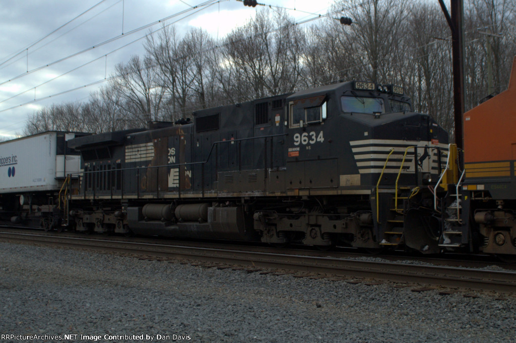 NS C44-9W 9634 trails on B100-19/24K